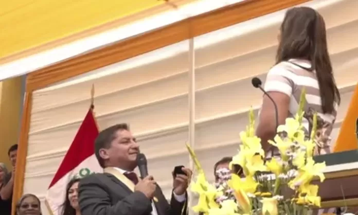 Alcalde de Comas pidió matrimonio a su pareja durante ceremonia de ...