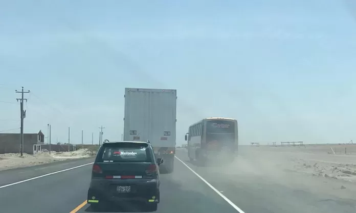 Bus usa carril de emergencia para sobrepasar autos en carretera a Ica ...