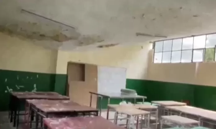 Chaclacayo: Techos de las aulas de un colegio en riesgo de colapsar por ...