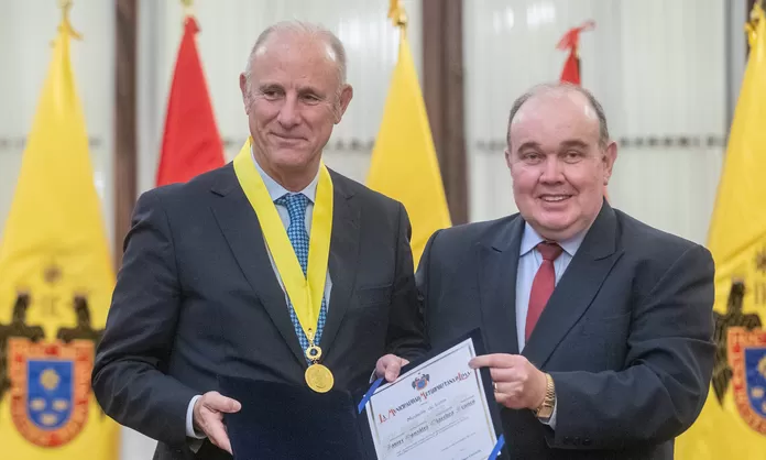 López Aliaga condecoró al excanciller Javier González-Olaechea | Canal N