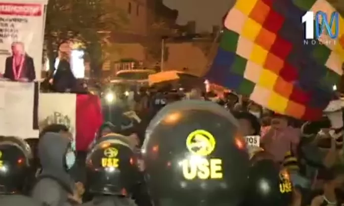 Manifestantes Se Concentran En Los Exteriores De La Fiscalía Canal N