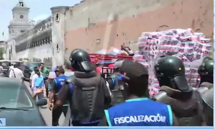 Municipalidad de Lima y PNP realizan operativo contra ambulantes en ...