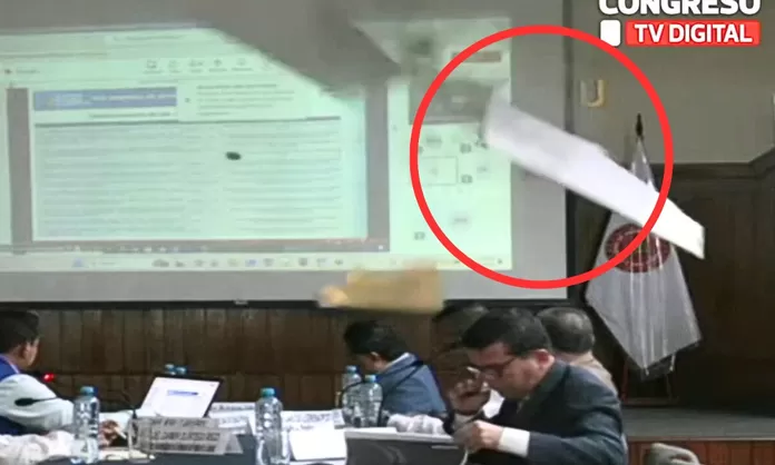 Parte del techo cae en sesión de Comisión de Fiscalización | Canal N