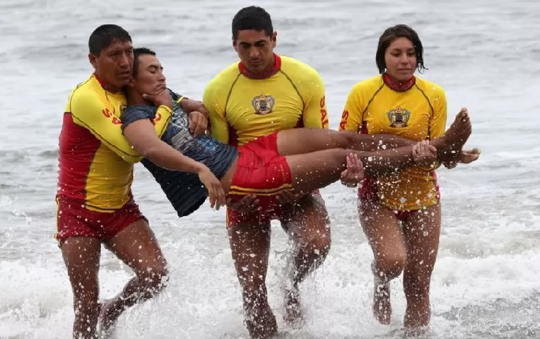 Policías salvavidas han logrado rescatar a 621 personas de morir ...