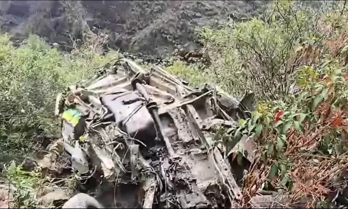 Puno: Al menos 10 fallecidos por caída de minivan a un barranco | Canal N