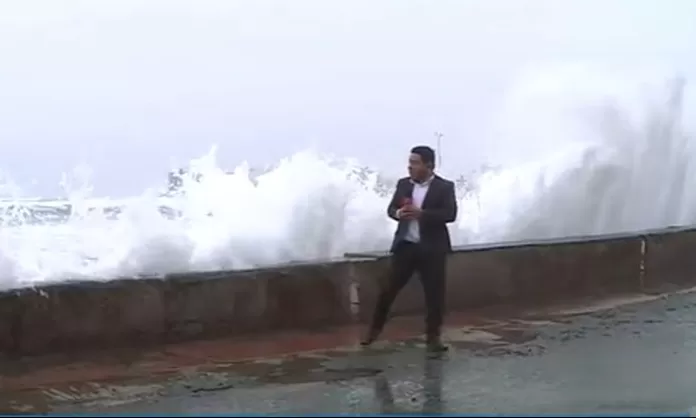 Reportero de Canal N se lleva gran susto en VIVO por fuerte oleaje en ...