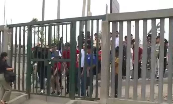 Surco: Vecinos cierran con candado paso peatonal | Canal N