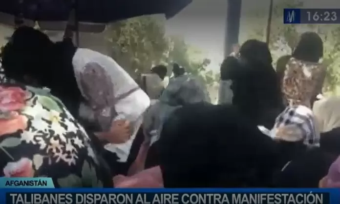 Miembros Del Talibán Disparan Al Aire Para Dispersar Manifestación