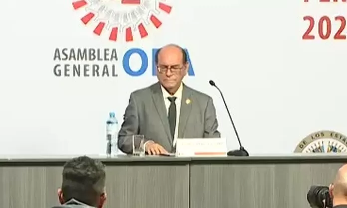 [VIDEO] Presidente del Foro Económico Mundial invitó al Canciller César ...