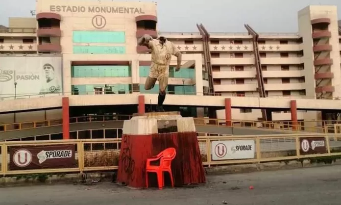 Hinchas de Sporting Cristal decapitan estatua de Lolo en el Estadio ...