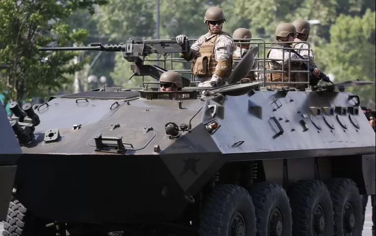 Chile: Ejército usa tanquetas en Santiago mientras protestas se ...