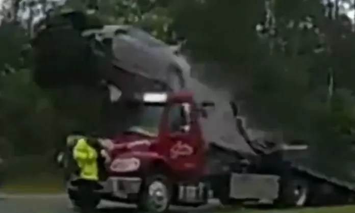 Estados Unidos: Auto chocó con grúa y salió volando | Canal N