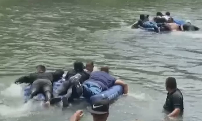Migrantes arriesgan sus vidas al cruzar río Bravo de la frontera entre ...