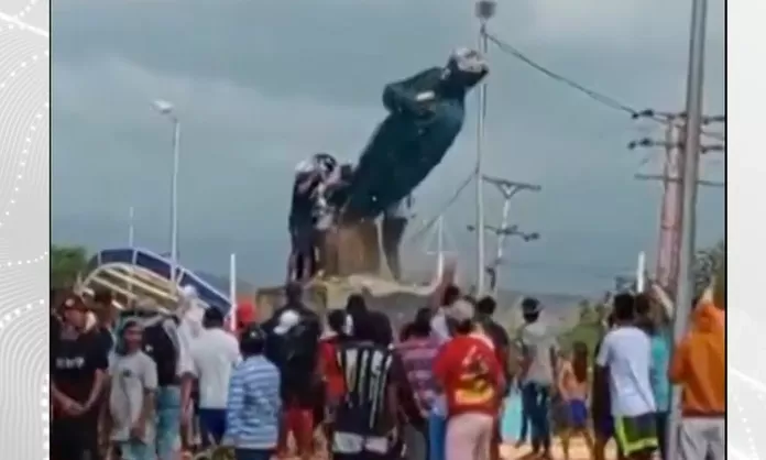 Venezuela: Derriban estatua de Hugo Chávez tras inicio de protestas ...
