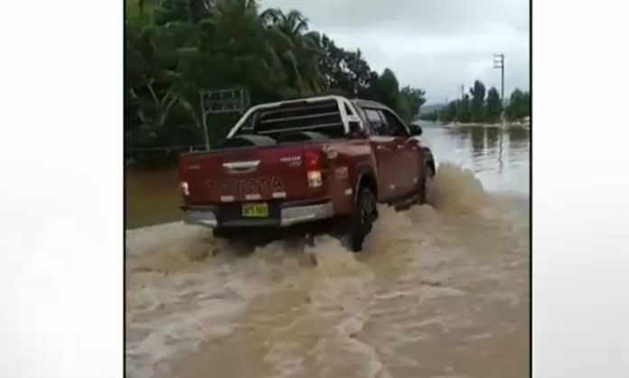 Carretera se encuentra inundada tras fuertes lluvias en Juanjui | Canal N