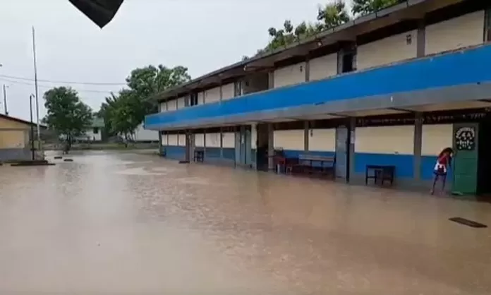 [VIDEO] Colegios y casas inundados tras fuertes lluvias | Canal N